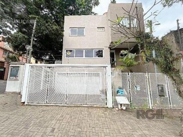 Casa em Porto Alegre, no bairro Tristeza, com 3 dormitório s, e 3 banheiros, à