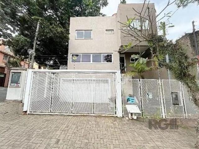 Casa em Porto Alegre, no bairro Tristeza, com 3 dormitório s, e 3 banheiros, à