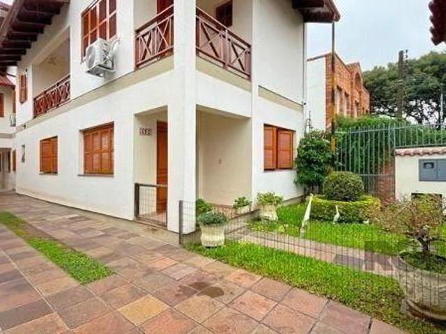 Casa em Porto Alegre, no bairro Tristeza, com 3 dormitório s, e 3 banheiros, à