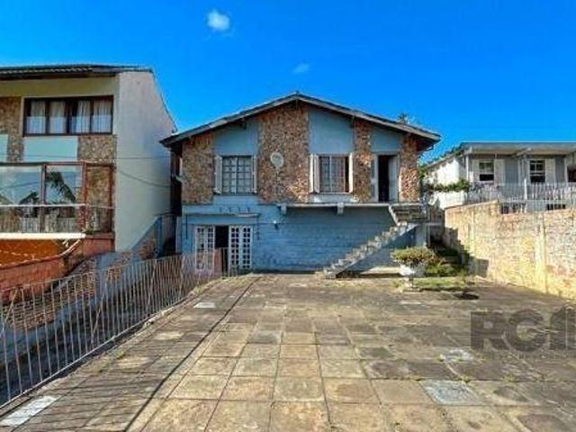 Casa em Porto Alegre, no bairro Tristeza, com 4 dormitório s, à venda