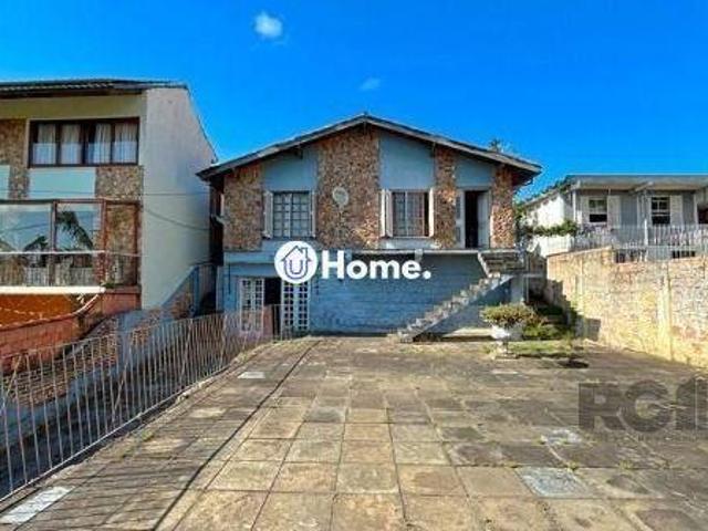 Casa em Porto Alegre, no bairro Tristeza, com 4 dormitório s, à venda