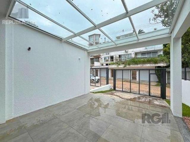 Casa em Porto Alegre, no bairro Vila Conceição, com 3 dormitório s, à venda