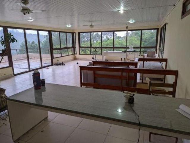 Casa em Porto Alegre, no bairro Vila Nova, com 4 dormitório s, e 4 banheiros, à