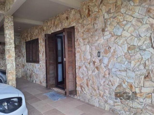 Casa em Porto Alegre, no bairro Vila Nova, com 4 dormitório s, e 4 banheiros, à venda