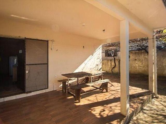 Casa em Porto Alegre, no bairro Vila Nova, com 6 dormitório s, e 6 banheiros, à
