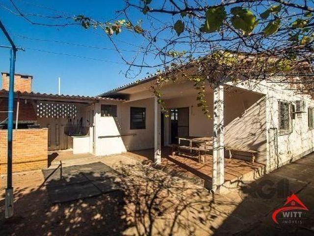 Casa em Porto Alegre, no bairro Vila Nova, com 6 dormitório s, e 6 banheiros, à