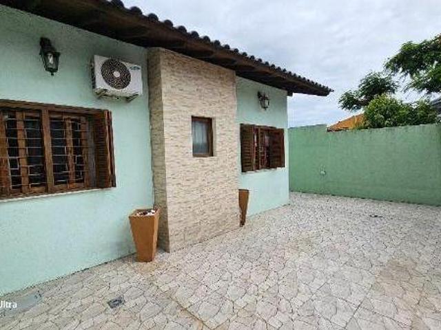 Casa em Porto Alegre, no bairro Vila Nova, com 3 dormitório s, e 3 banheiros, à