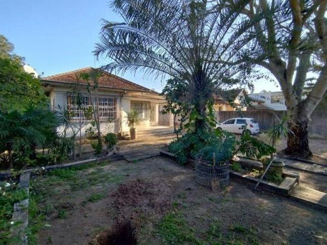 Casa em Porto Alegre, no bairro Vila Nova, com 3 dormitório s, e 3 banheiros, à