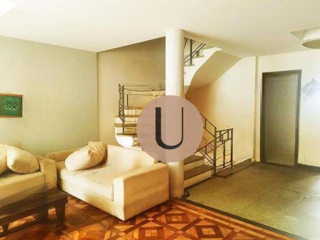 Casa em praça icônica na Vila Mariana com 310 m2 quintal amplo subsolo e 6 vagas para modernizar