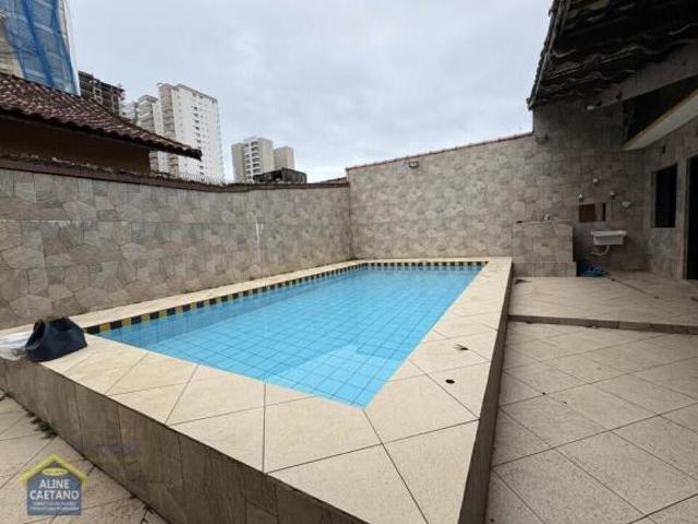 Linda Casa Térrea Isolada com Edícula e 8 vagas de garagem. Piscina e Churras.