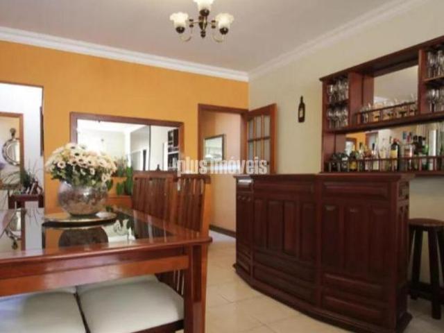 Casa em rua tranquila em excelente localização. O melhor beneficio do custo