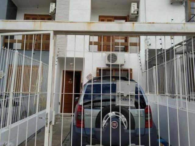 Casa em Rua Antônio Carlos Ribeiro Guarujá Porto Alegre/RS