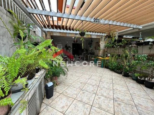 Casa em Rua Doutor Emílio Carlos Vila Cascatinha São Vicente/SP