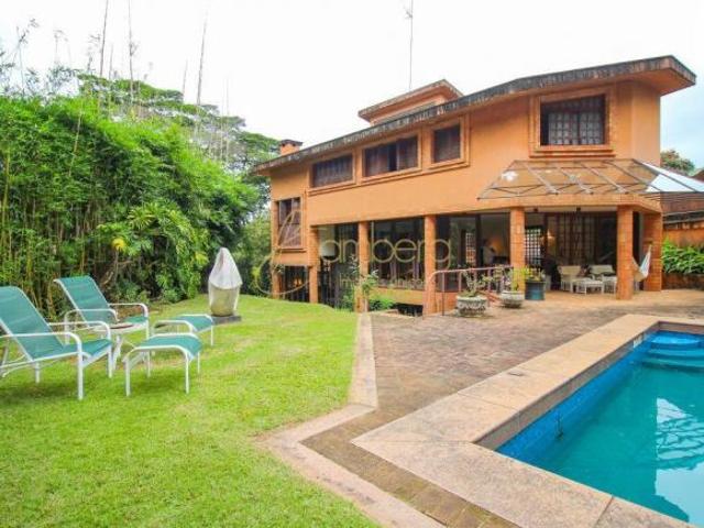 Casa em rua fechada no Morumbi