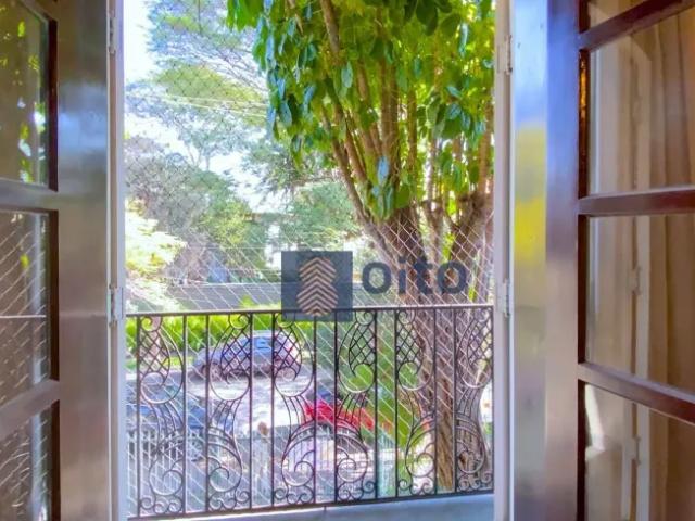Casa em rua fechada no Alto de Pinheiros