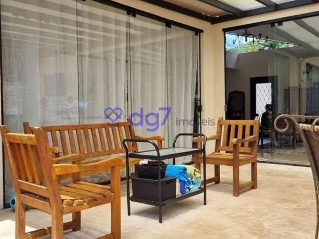Casa em rua fechada à venda