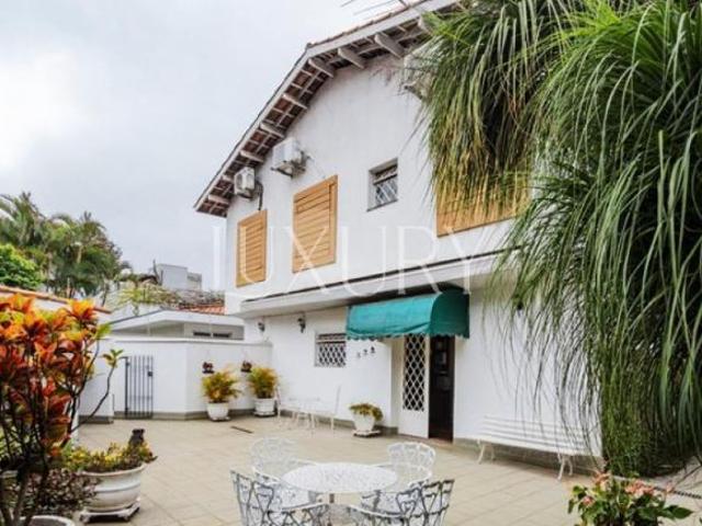 Casa em Rua Fechada à venda em Alto de Pinheiros, 350 m², 4 quartos sendo 1 suíte, 3 vagas