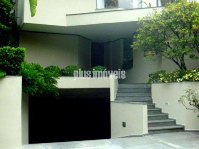 Casa em Rua Fechada com 4 Suites 4 Salas 4 Vagas no Morumbi