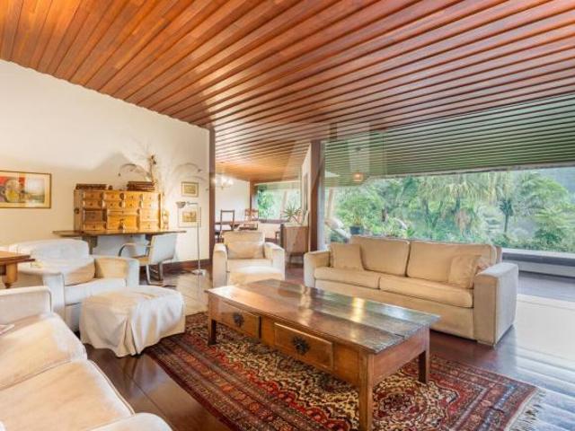 Casa em rua fechada, com belíssimo jardim e vista