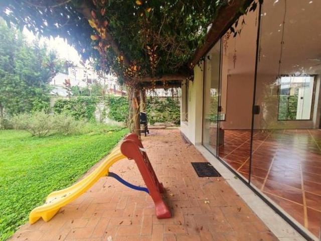 Casa em rua fechada com cancela, e segurança, ao lado do parque Severo Gomes