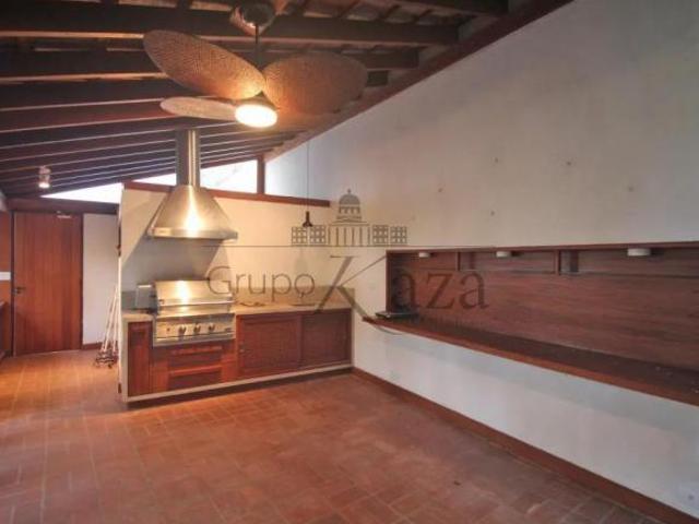 Casa em Rua Fechada Jardim América 464m²