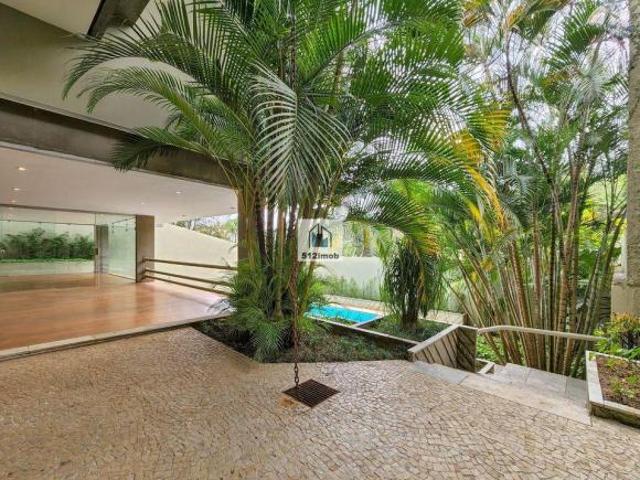 CASA EM RUA FECHADA 1.331 m2 de terreno com 900 m2 de área construída