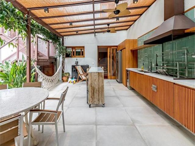 Casa em rua fechada 3 dormitórios e 4 vagas Espaço Gourmet