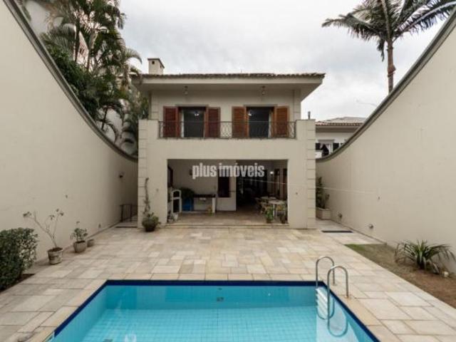 Casa em Rua Fechada 4 Quartos 4 Suítes 6 Vagas no Morumbi!