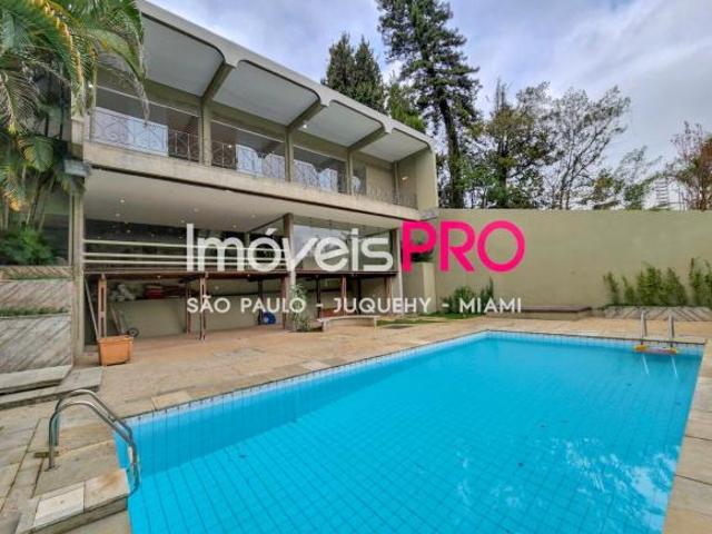 Casa em Rua Fechada, 900 mts 05 suites no Morumbi