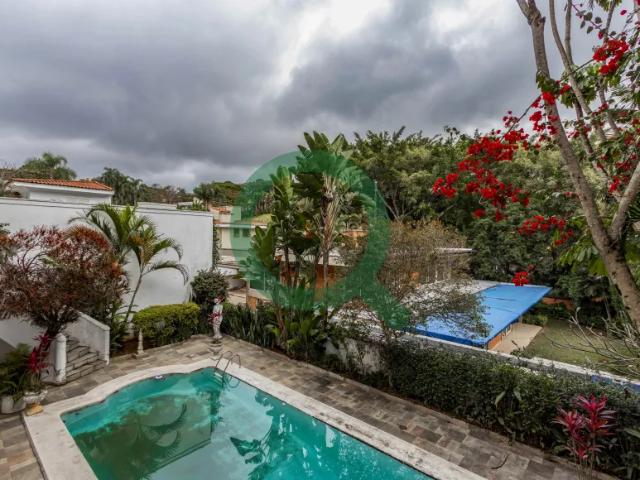Casa em rua plana e arborizada
