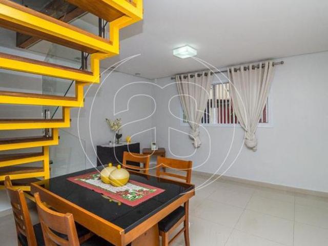 Casa em rua sem saída estilo Vila com 270m², 3 quartos sendo 1 suíte e 2 vagas de garagem