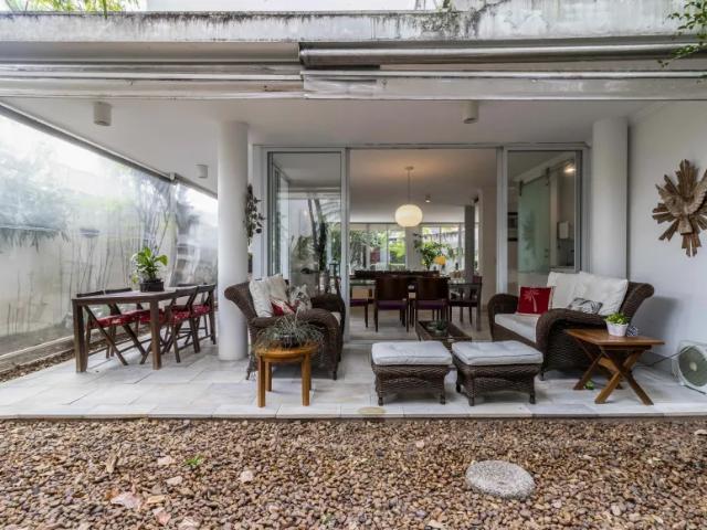 Casa em rua segura próxima ao Colégio Santa Cruz