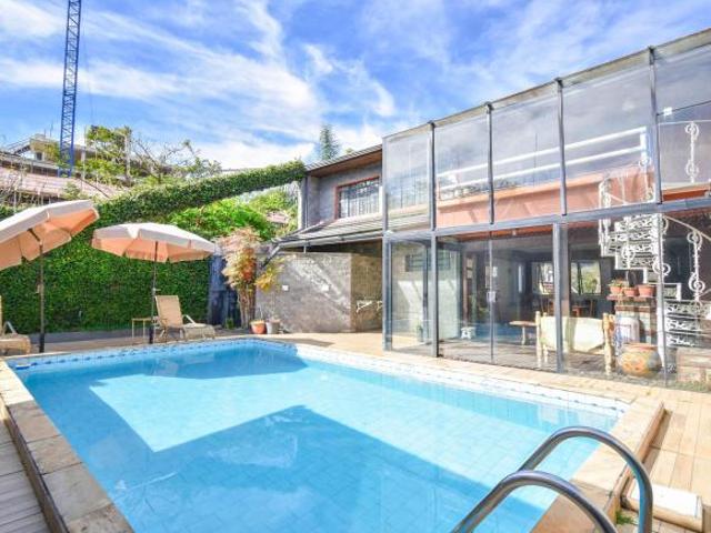 Casa em região nobre do bairro Ahú com mais de 500 m² de terreno
