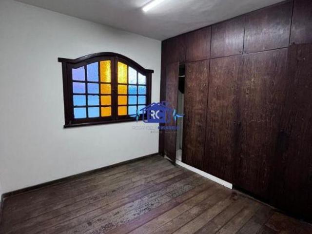 Casa em regiao central. Terreo possui 02 vagas, Salas de estar e tv, cozinha, copa, banheiro e ar