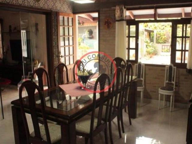 Casa em residencial, com 3 dormitorios sendo 2 suites, sala de estar, sala de jantar, cozinha e area