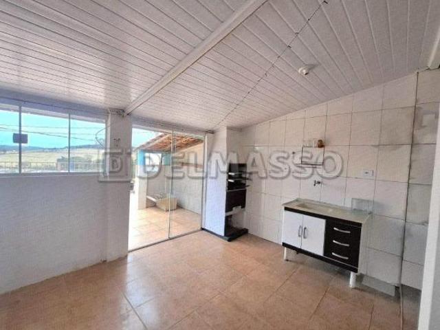 Casa em residencial com comércio local, posto de saúde, escola e academia!