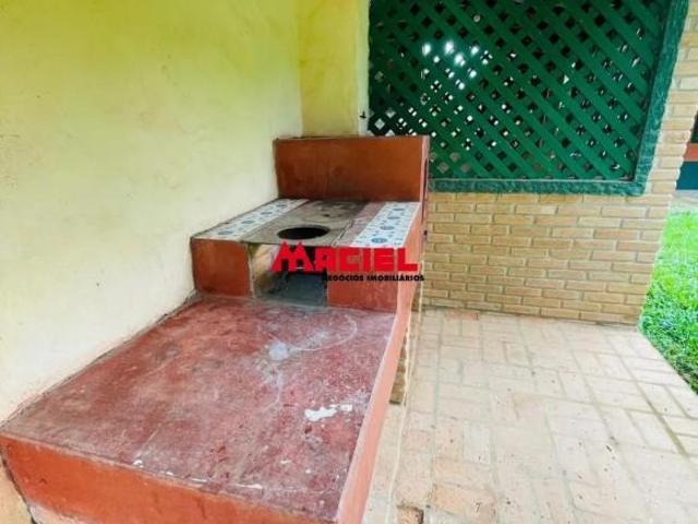 CASA EM SÃO FRANCISCO XAVIER, NO CENTRO COMERCIAL DA CIDADE PROXIMO DE TUDO, EM UMA RUA BEM TRANQUIL