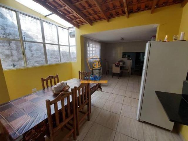 CASA EM SALTO À VENDA COM EDÍCULA