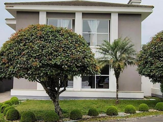 Casa em condominio fechado em Santa Feicidade. Amplo terreno