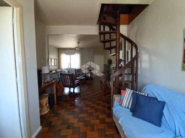 Casa em segundo pavimento, com três quartos sendo uma suíte