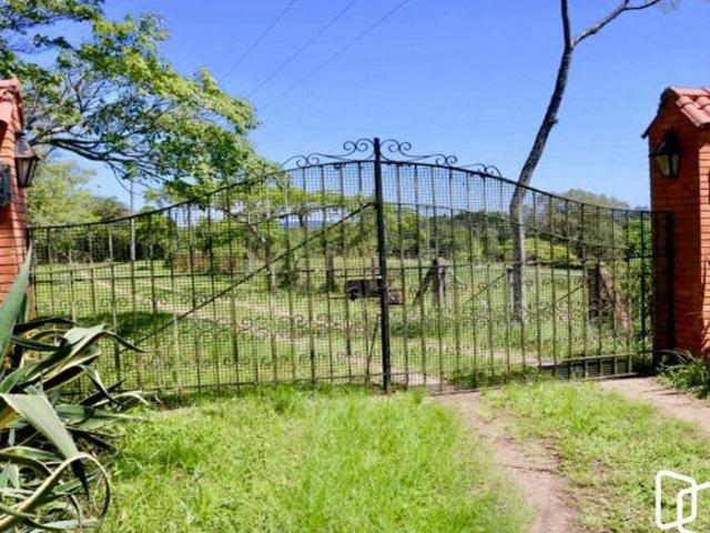 Casa em Tarumã com 1340 m², 5 quarto s, 1 suíte s, 2 vaga s