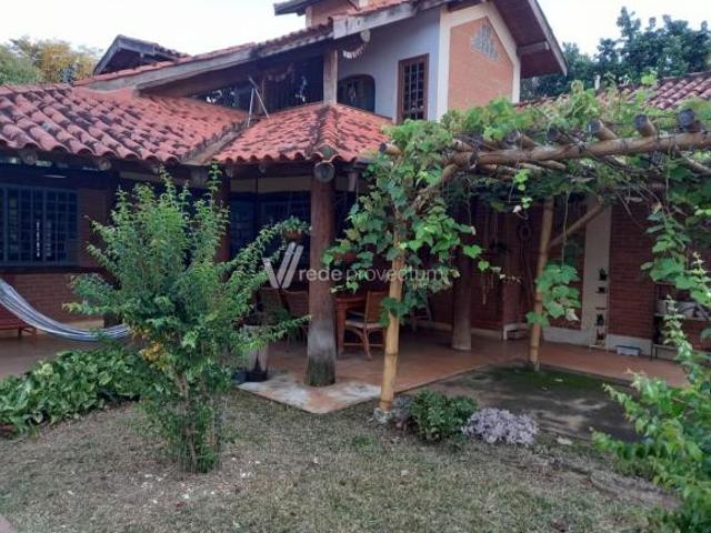 Casa em Terreno de 1000 m² com Piscina e Amplo Quintal