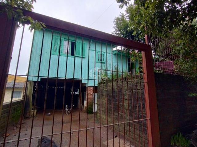 Casa em terreno de esquina localizada no Bairro Belvedere