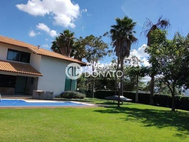 Casa em terreno plano 4 suítes no Vale dos Cristais
