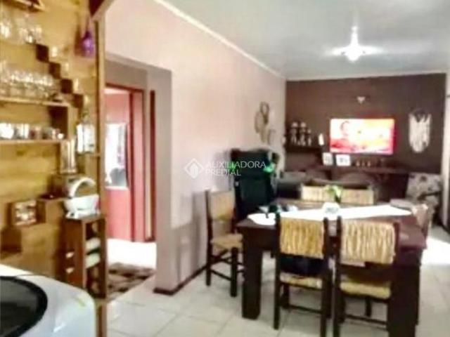 Casa em Tramandaí com 3 quartos, pátio, garagem para 3 carros, casa com piso em porcelanato. Possuí