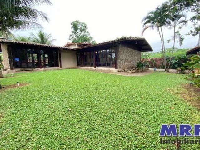 Casa em Ubatuba, bairro da Maranduba. Localizada a 200 metros da praia