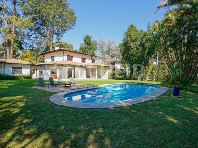 Casa em um terreno de 1.940 m², ALTO DA BOA VISTA a 1.000mts do colegio Suiço