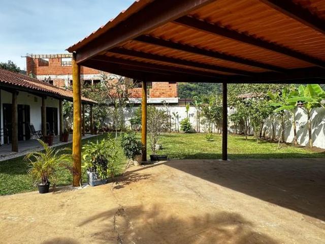Casa em uma travessa da estrada do cascalho
