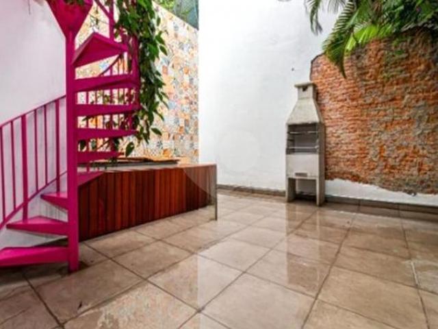 Casa em vila fechada Pinheiros 2 vagas jacuzzi e churrasqueira