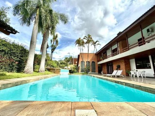 Casa em 2 lotes à venda no Alphaville 01, região central, quintal amplo e preço de oportunidade!